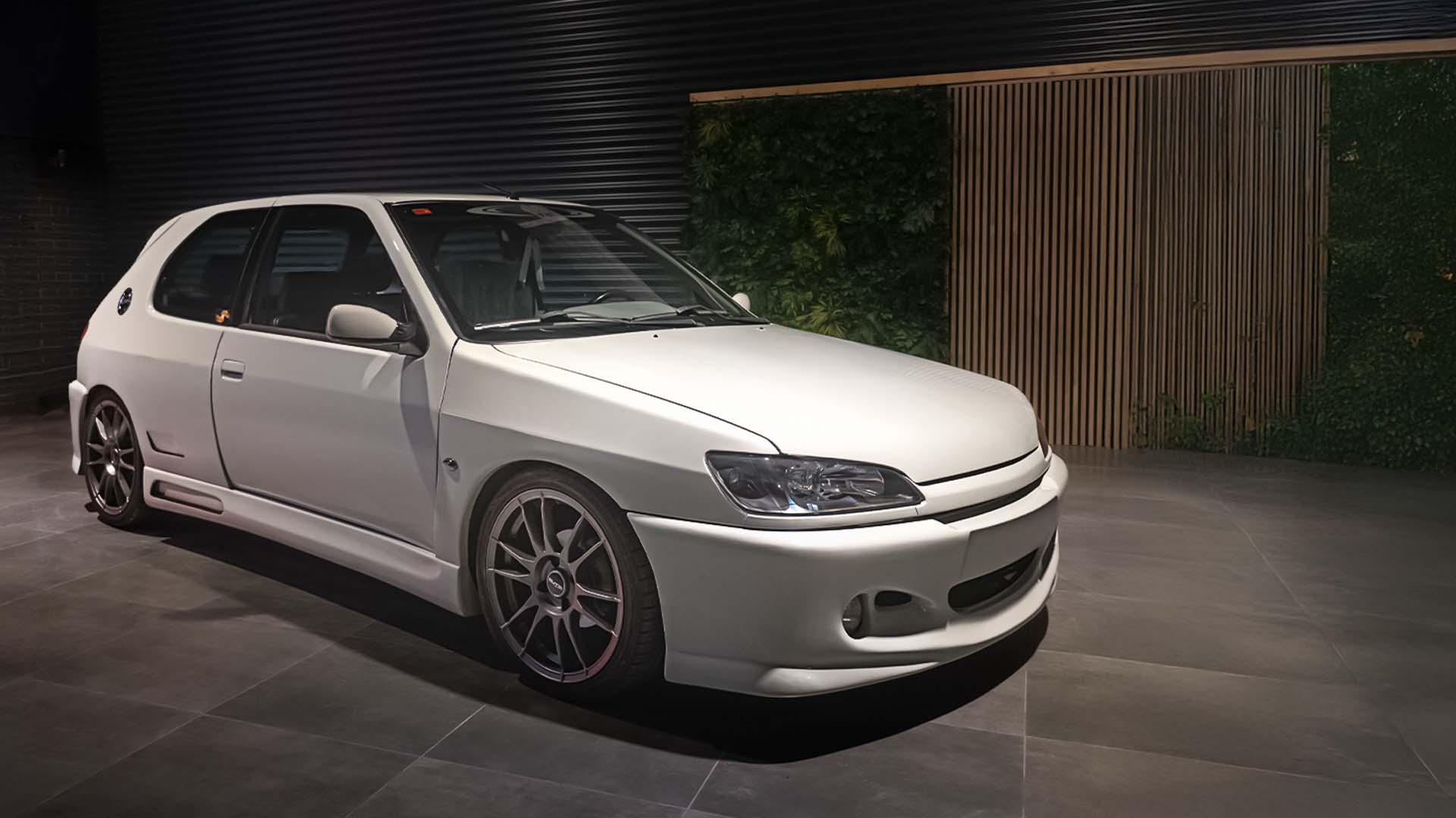 Peugeot 306: La Visión Atemporal de Mlin en el Tuning del 2001 - Mlin